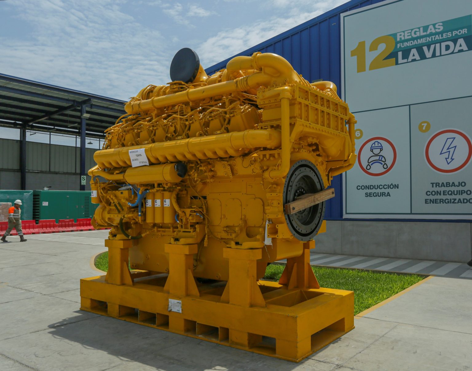 Este es el motor de los Komatsu 980E-5SE, de 400 toneladas de capacidad ...